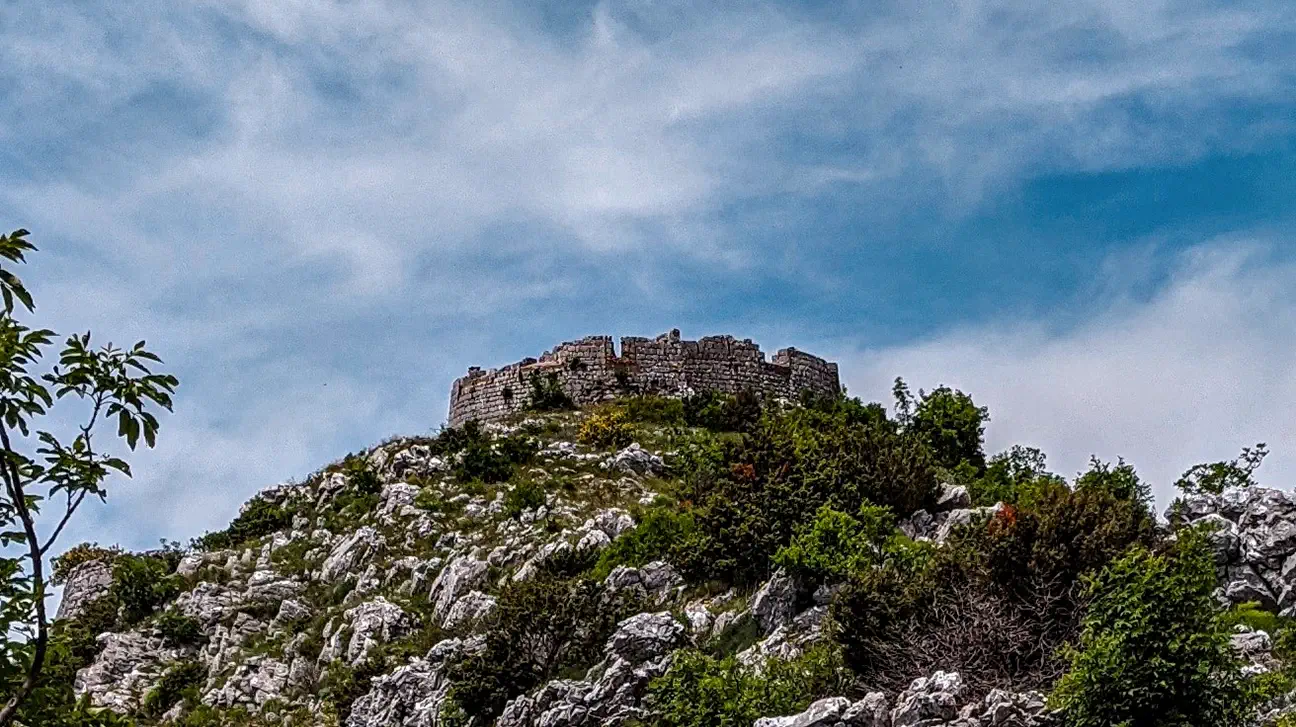 Fort Vranovo Brdo (St. Andrew) above Perast ∷ MonteGuide